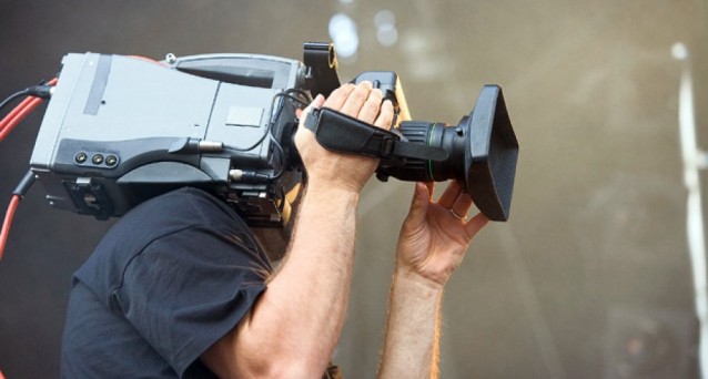 Kamerman pao sa terase hotela na parkirano vozilo - NUNS